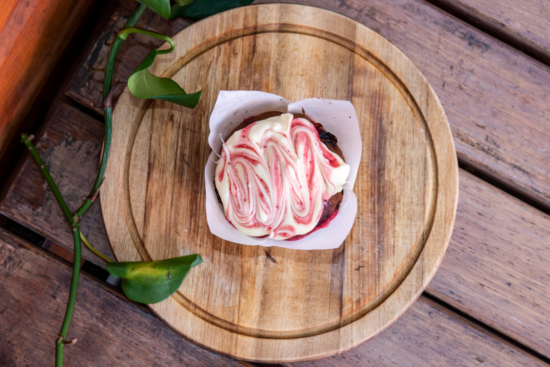 Raspberry White Chocolate Muffin | MAMA DEE'S KITCHEN